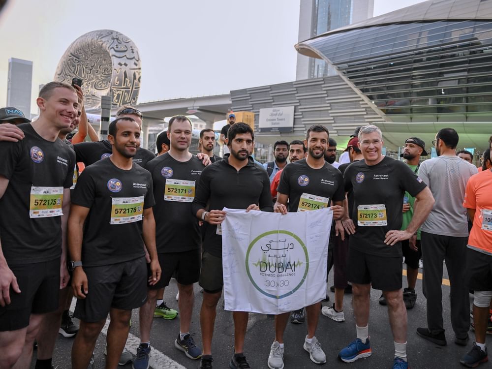 حمدان بن محمد يقود "تحدي دبي للجري" بمشاركة 226 ألف عدّاء في أكبر تجمع ...